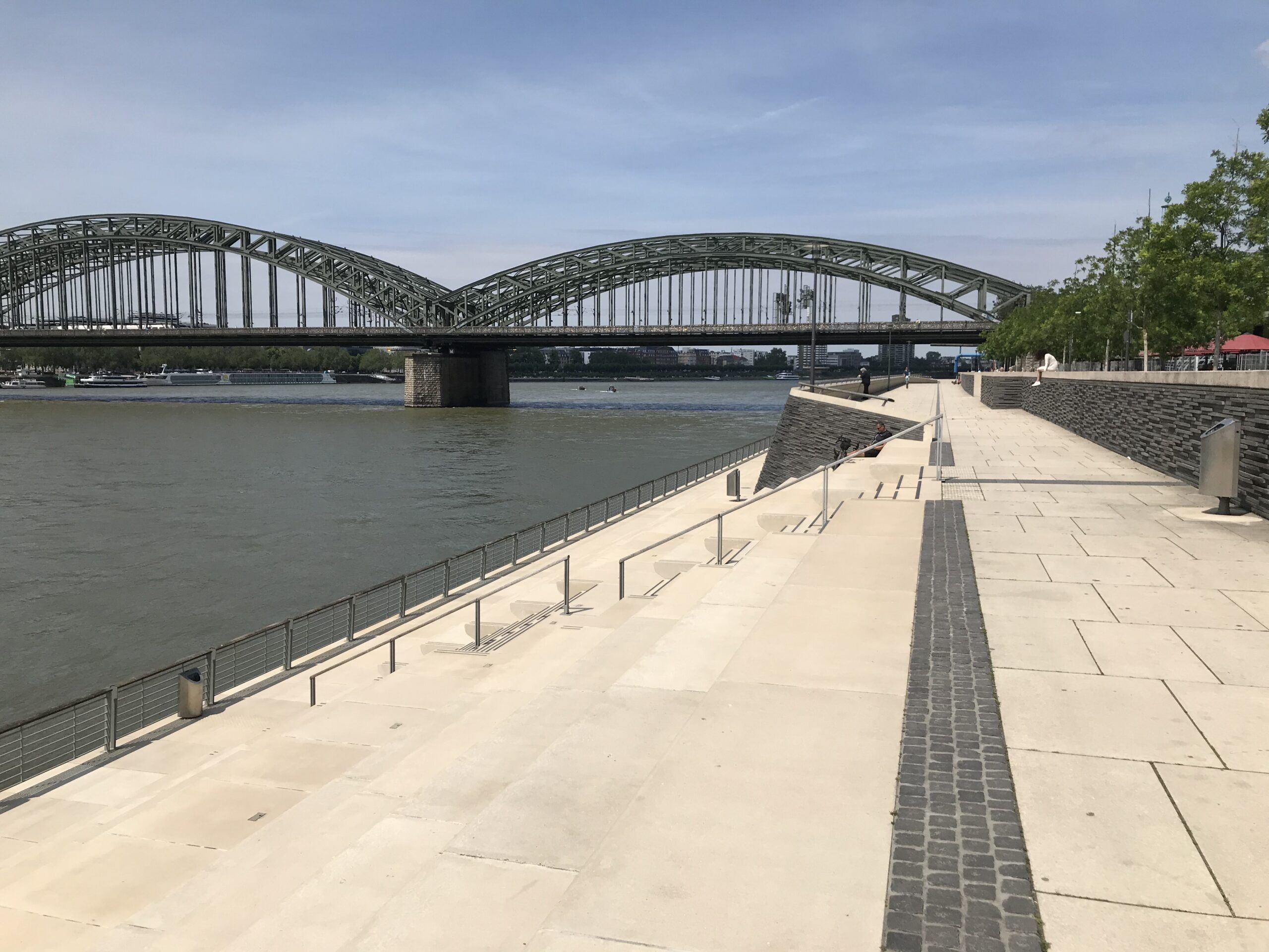 TREPPEN, STIEGEN, STÄFFELE: DIE UFERTREPPE IN KÖLN Gabriele Kalmbach